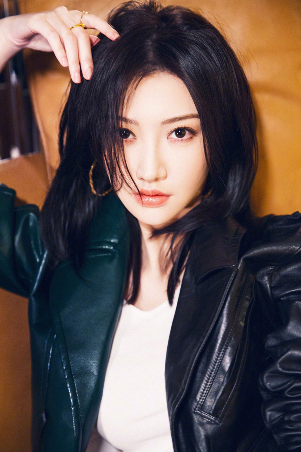 I was really amazed by Jing Tian!Black leather jacket with irregular ...