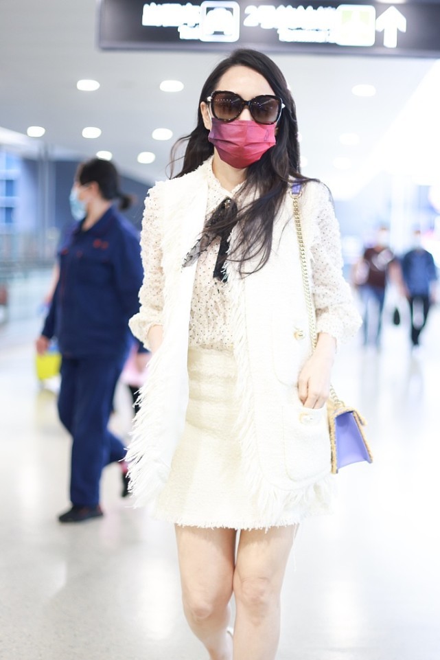 Yi Neng calmly doesn't appear old-fashioned, and she wears a girl with ...