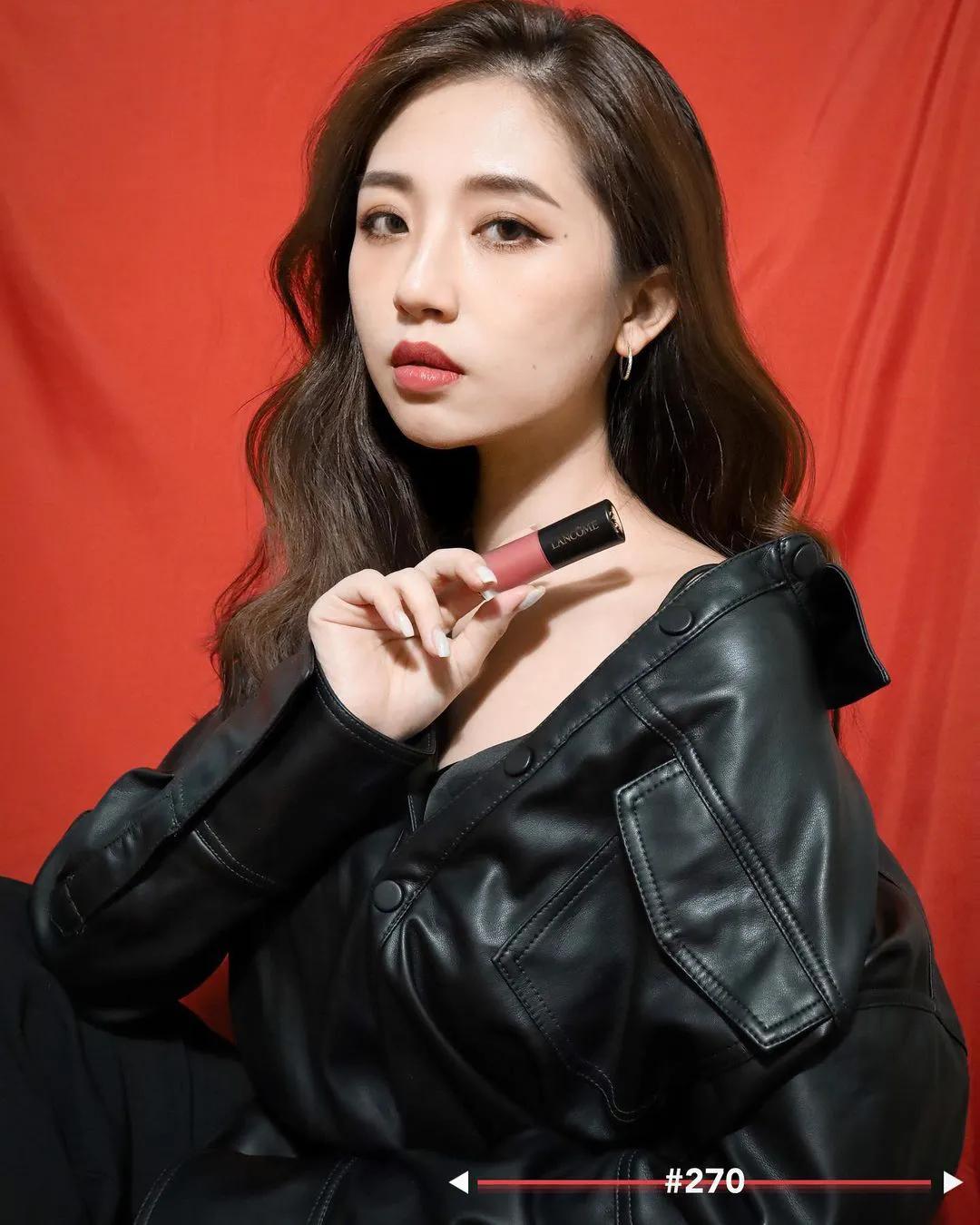 Beautiful fashion model He Zhen, with heavy colors among the flowers ...