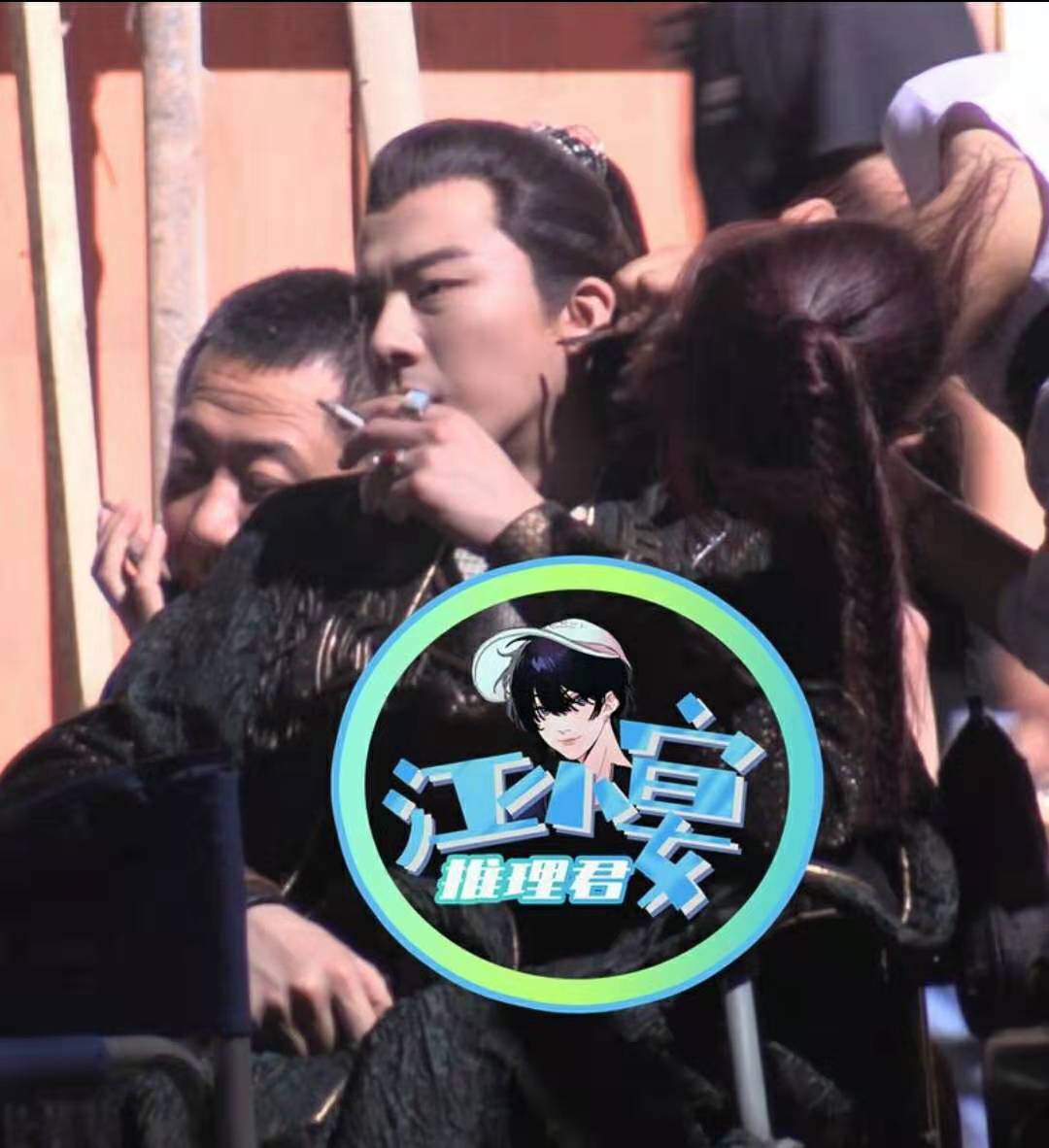 Liu Yuning smokes and shakes his legs on the set, and his expression of ...