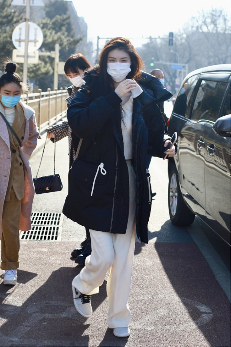He Sui appeared in the rehearsal of "Spring Festival Gala" in a low-key ...