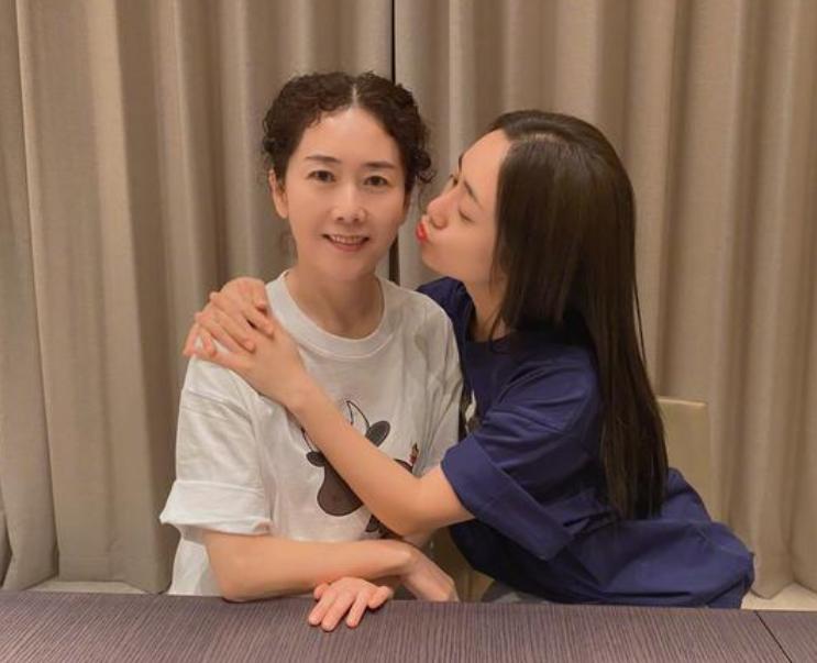 There is a kind of "adverse age" called celebrity sun mom, thinking Liu Yun's mother is young ...