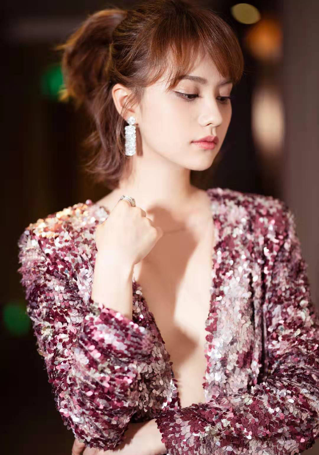 Jiang Peiyao is really not low-key, wearing a dress skirt with a neckline down to her belly, and ...