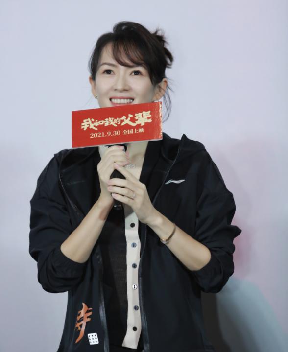 Zhang Ziyi talked about the family choking up and weeping several times ...