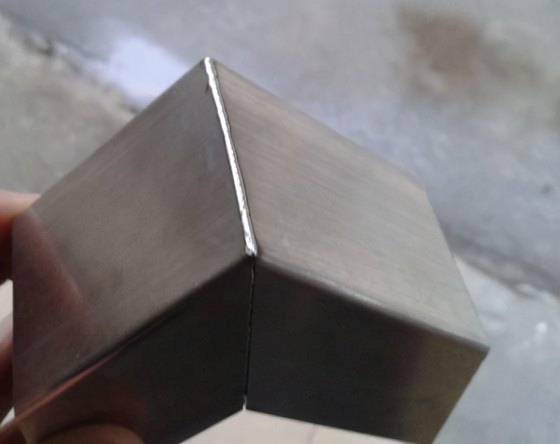 Why do two pieces of metal contact and weld together in space? - iNEWS
