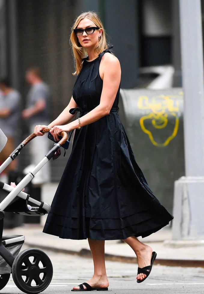 Supermodel Carly Klaus walks out the street with her baby in a ...
