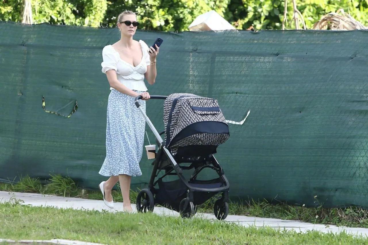 Novice supermodel mother Carly Klaus walks her baby on the streets of ...
