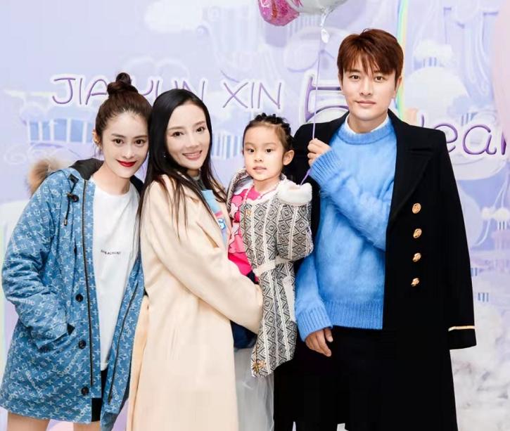 28-year-old actress officially announced a love affair!Tie tightly with ...