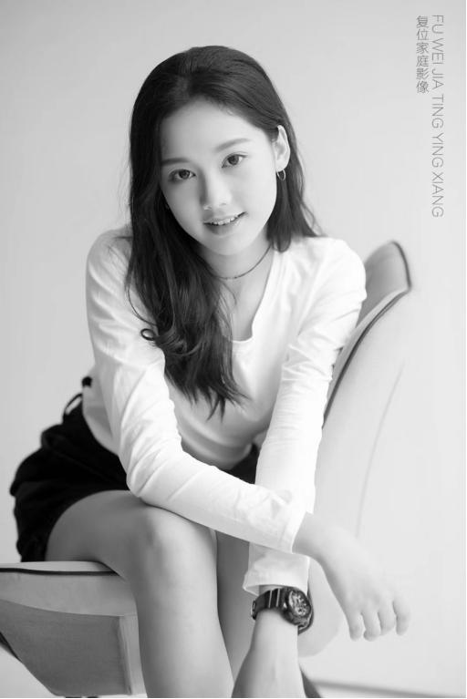 Excellent portrait photography, not only is the model beautiful!And ...