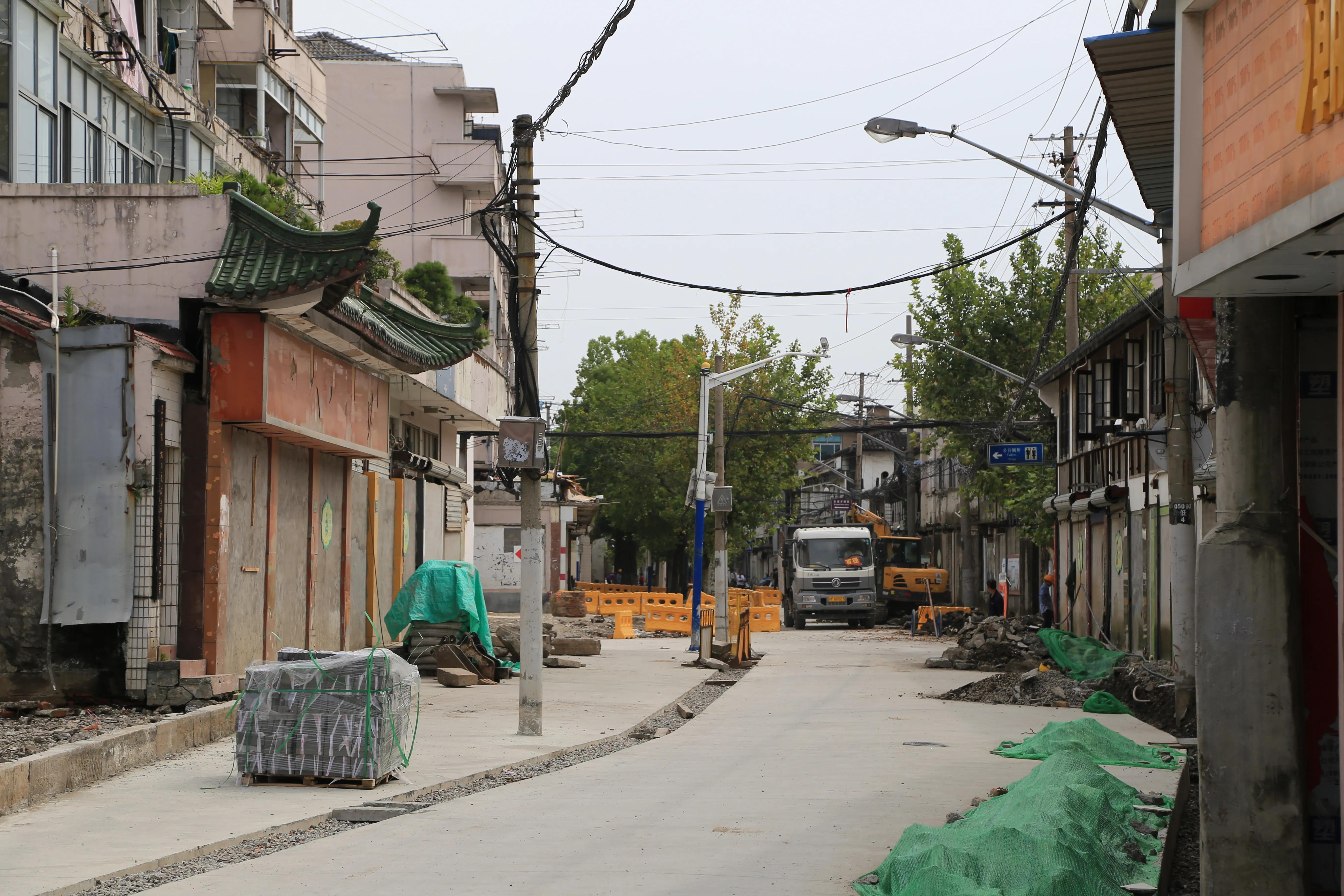 Sijing ancient town, old trees and new branches wait for time - iNEWS