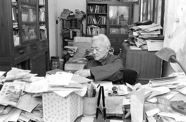 In his later years, Ba Jin took care of his cancer wife in the hospital ...