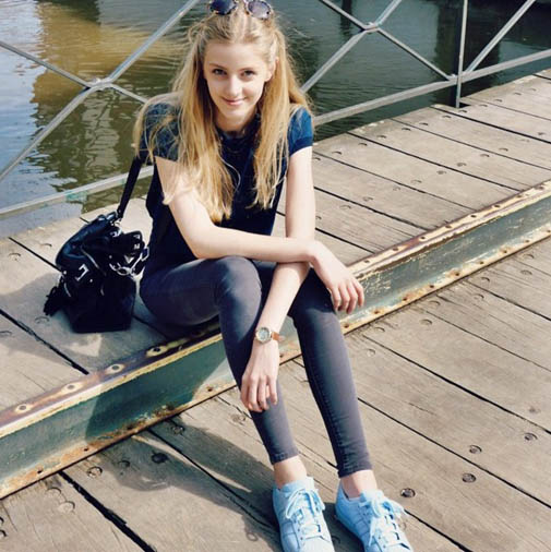 The new French supermodel, 181 long legs are very eye-catching, 6 moves ...