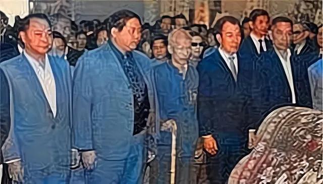 Old photos at the funeral of Ip Man: Bruce Lee, his lover, wears cloth ...