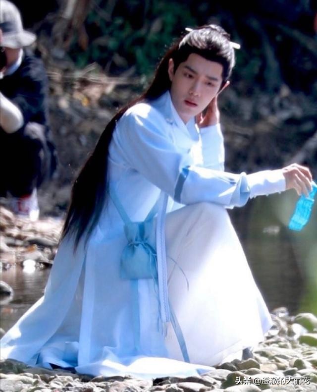 Xiao Zhan's "Jade Bone Yao" has a new look!Guerlain robe, hairpin only ...