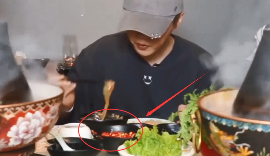 The three Luhan brothers have a hot pot for dinner, Yang Kaicheng has a small appetite and is ...