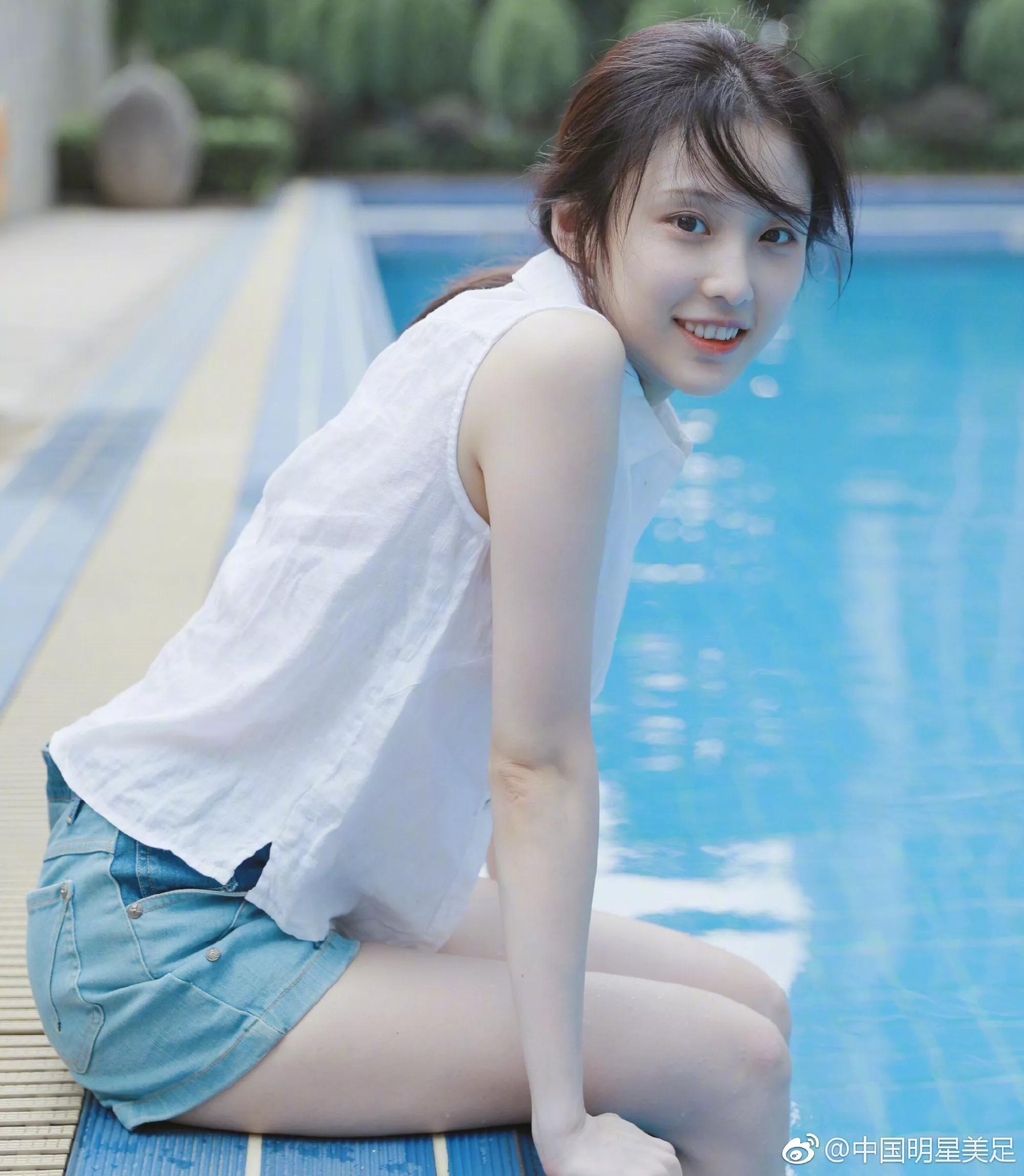Zhang Huiwen, beautiful photo by the pool, fresh and lovely, full of fairy spirit - iNEWS