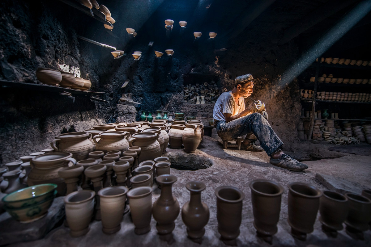 The clay handcraft art in the ancient city of Kashgar-clay pottery - iNEWS