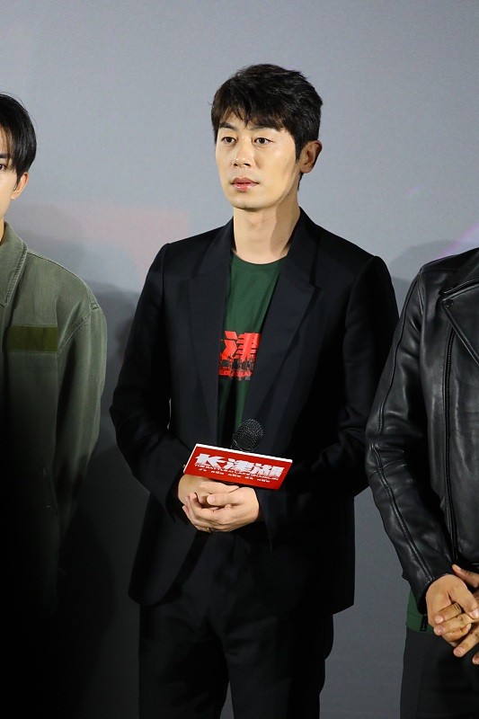 "Instructor Mei Sheng" is really stylish in a suit, a black western ...