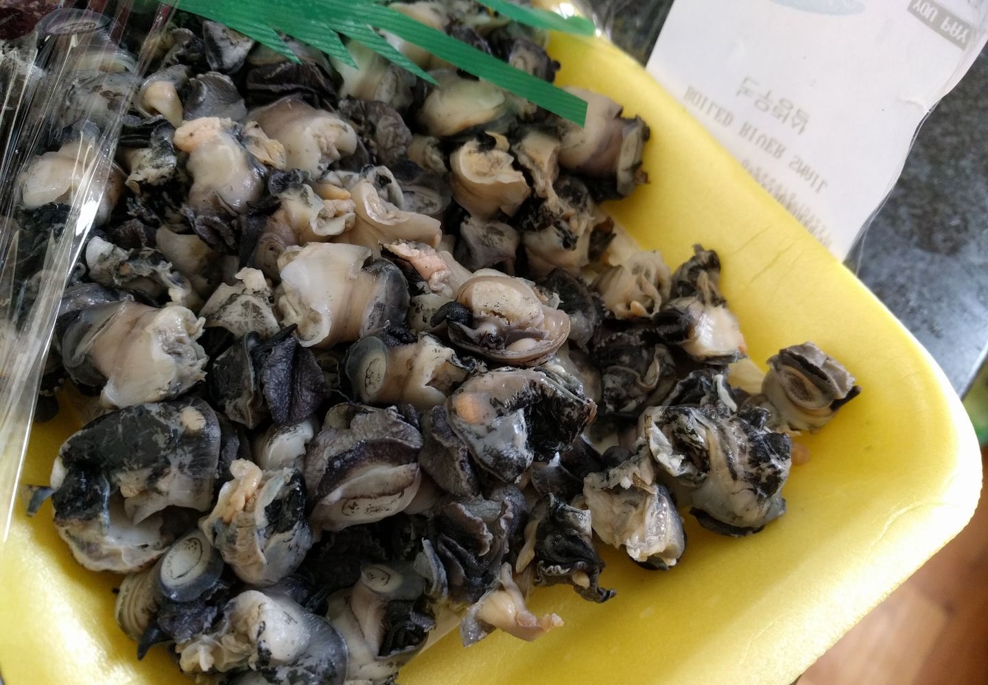 The big African snails are so delicious that they are used by the ...