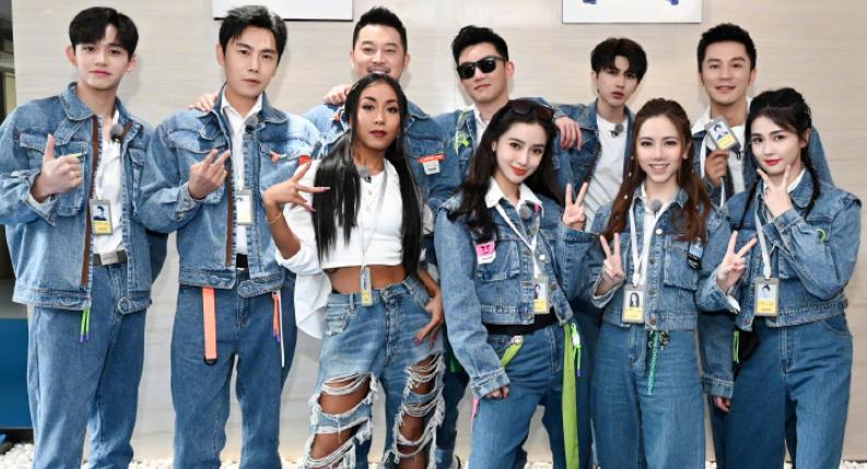"Run 9" premiere group photo, baby stands aside, C is another girl - iNEWS