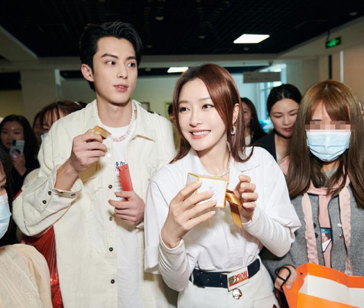 The director loves "old and young love"?After Chen Jianbin and Li ...