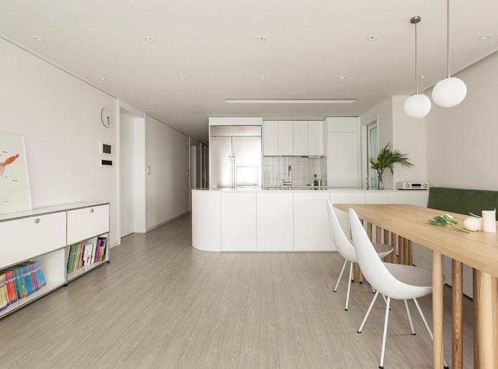 The whole house of 165 square meters has only two shades of gray and ...
