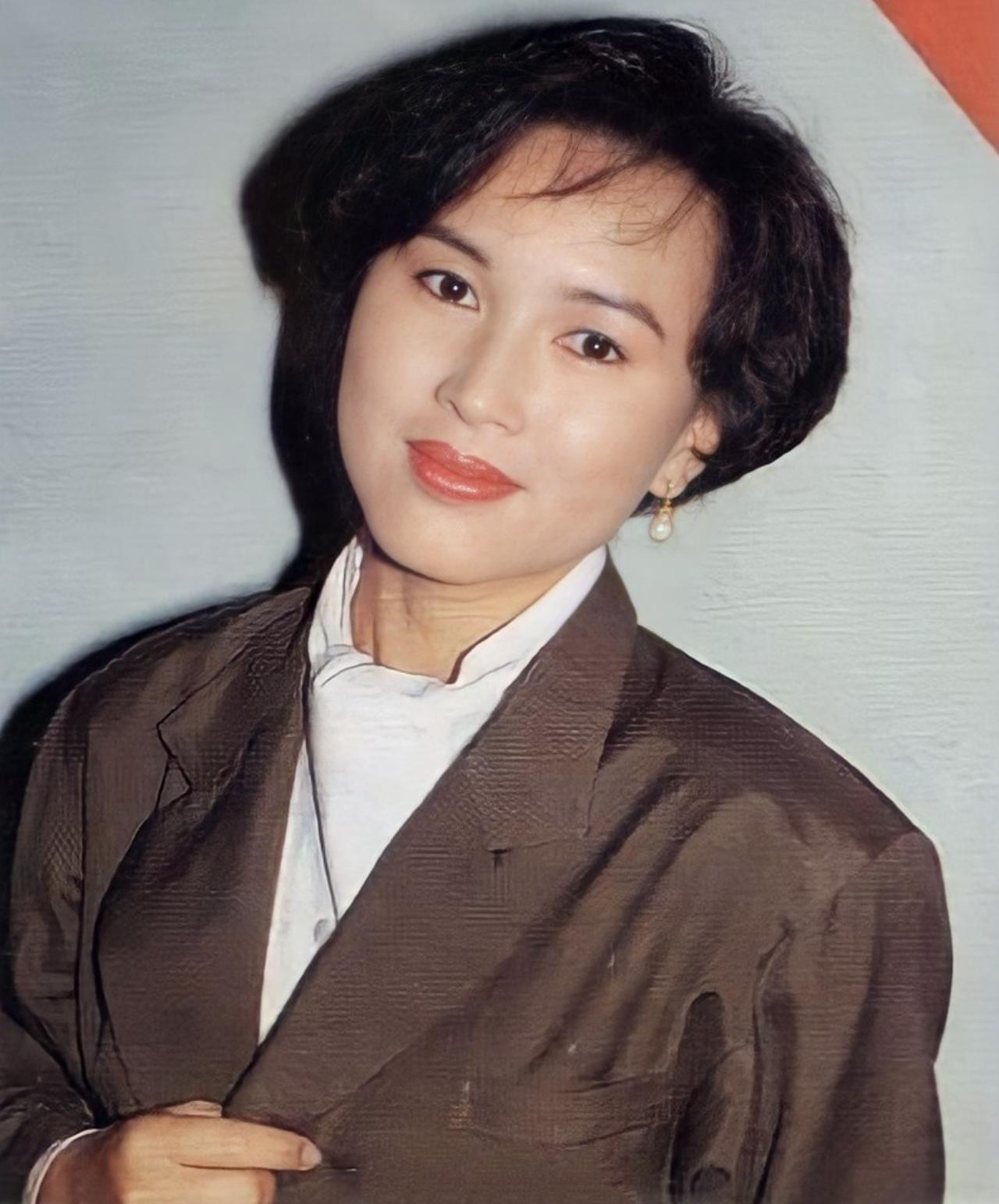 Chen Xiuwen rarely shows her face in public, and her hair is obviously ...