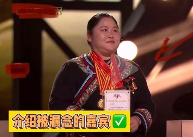 What is the background of Qi Sijun, the host of "Big Brother Overcoming ...