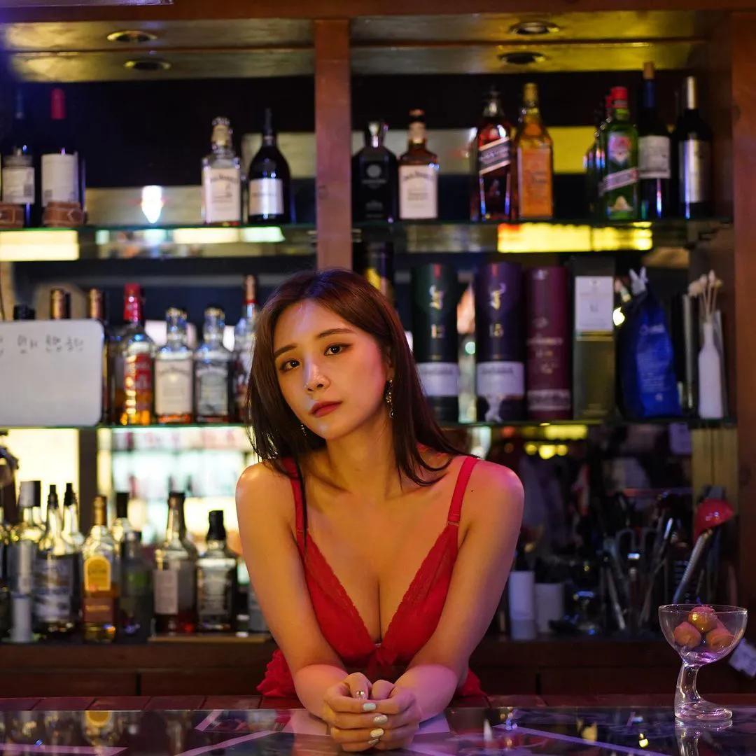 South Korea's super-beautiful model GGOT-BBANG looks back and smiles, beautiful and charming ...