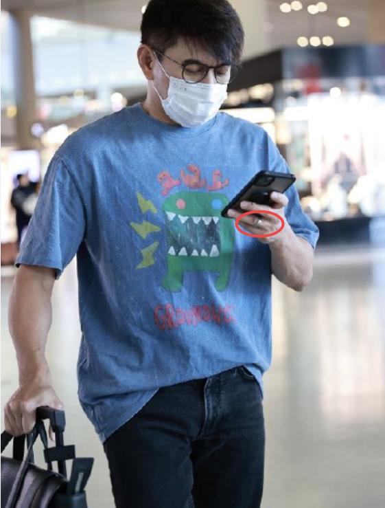 50-year-old Wu Qilong appeared at the airport. His physique was as ...