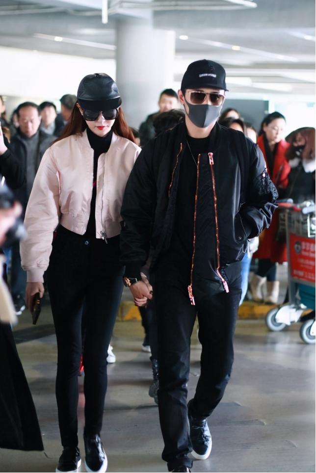 Tang Yan and Luo Jin really match up. They wear couple outfits in front of the camera, and the ...