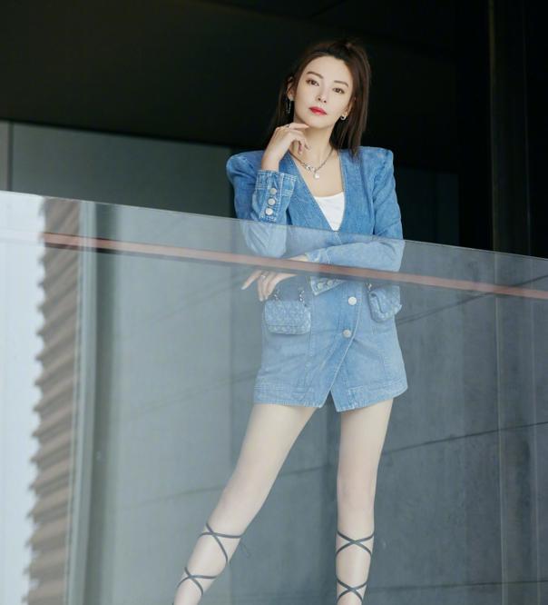 Zhang Yuqi brings her 8-year-old boyfriend to a variety show, wearing a ...
