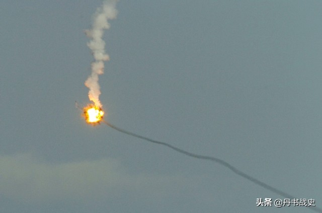 Infrared decoy bomb and missile confrontation, sacrifice oneself only ...