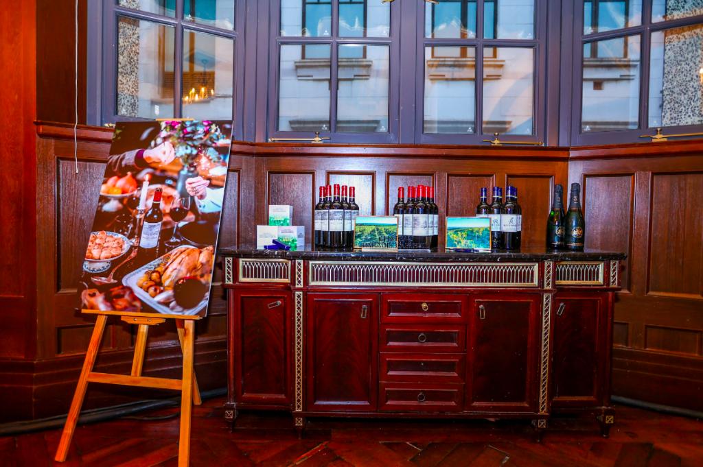 Lafite's "Caesar Paradise Bordeaux Red Wine" first uses the official ...