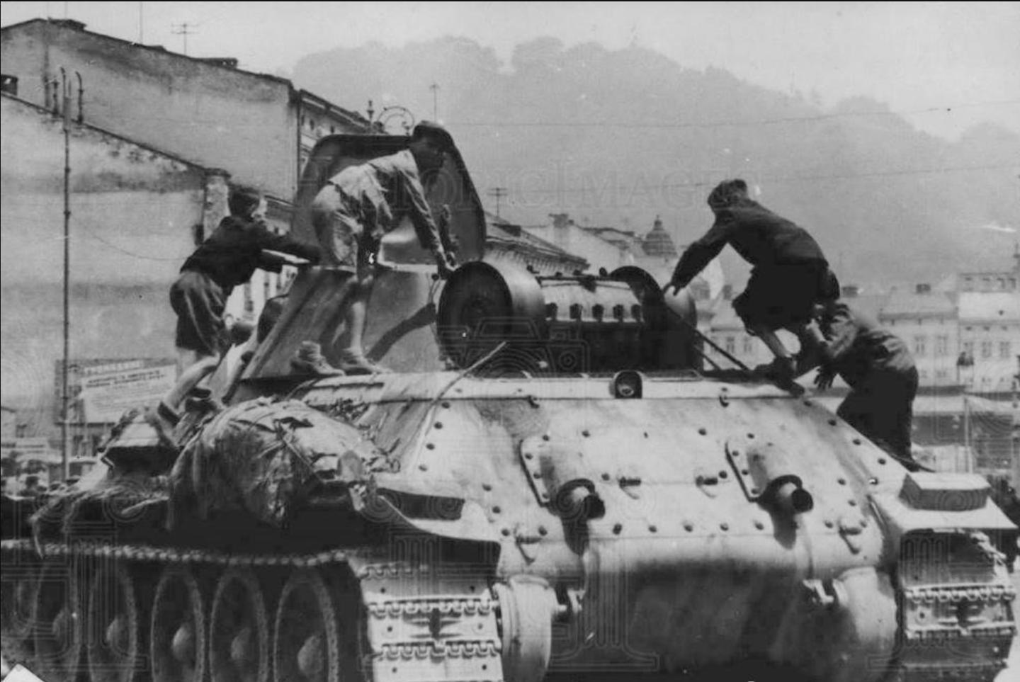 The T-34 tank has a lot of problems, and has to carry the gearbox on ...