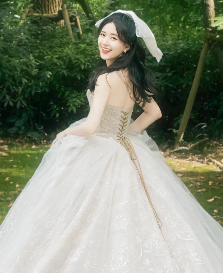 Zhao Lusi dressed in a white dress, like a castle princess, fans ...