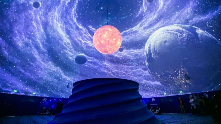Dome projection creates a view of the sky full of stars - iNEWS