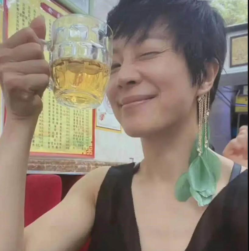 Luo Jialiang's 12-year-old wife is rarely seen in the sun. She has a ...