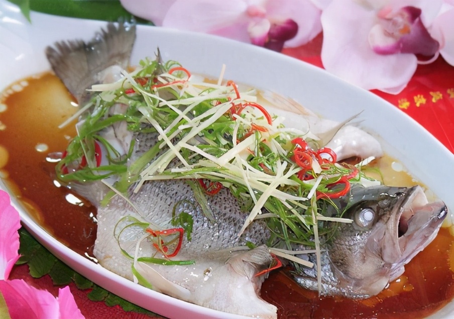 It is a big mistake to add salt when making steamed fish! The chef ...