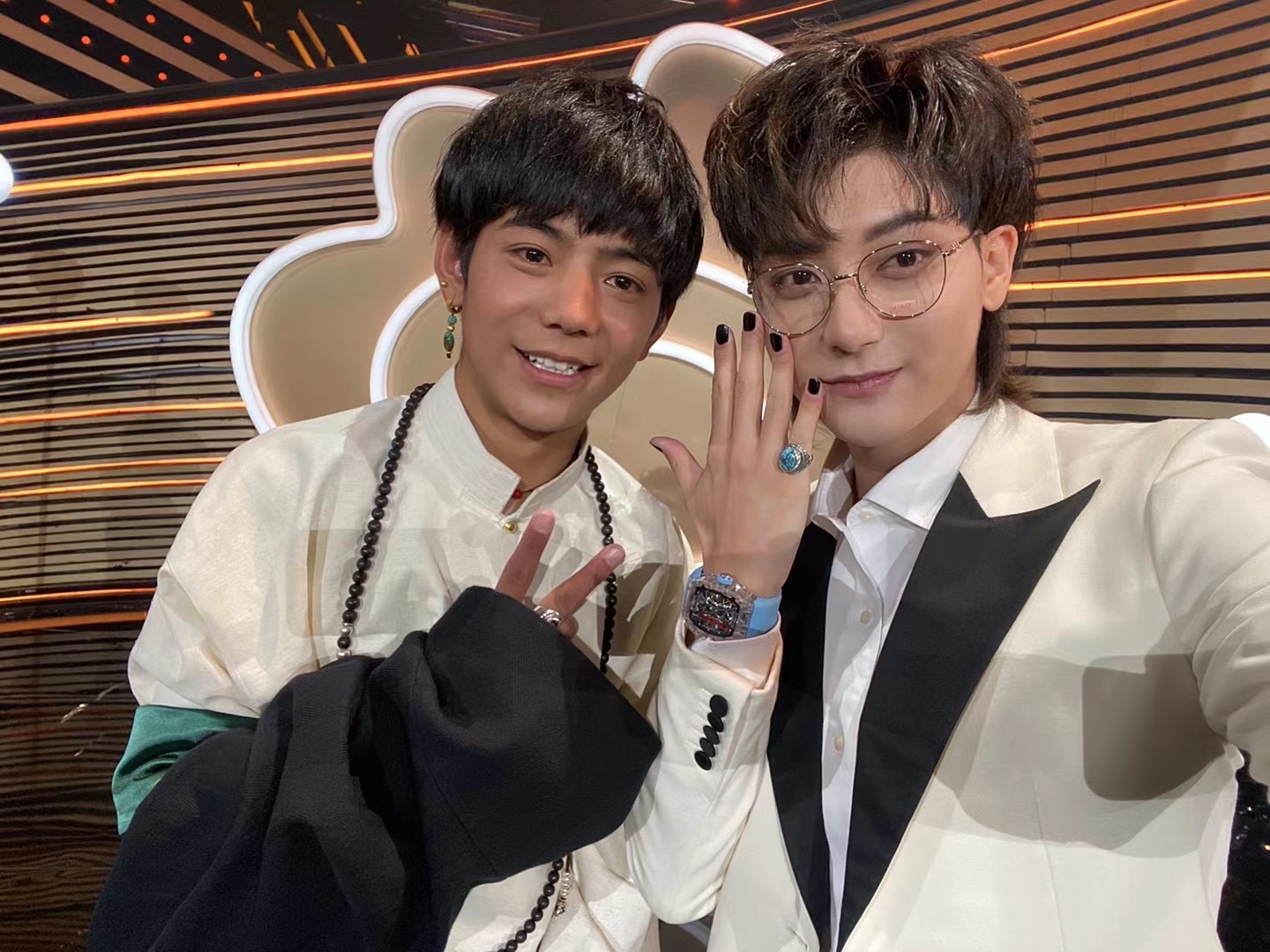 Weibo night is really fragrant live: Chen Sicheng changes seats, Deng Chaochao is considerate ...