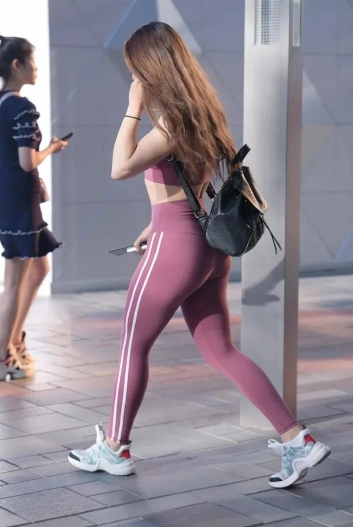 The crotch-wide girl wears yoga pants. The long legs have beautiful ...