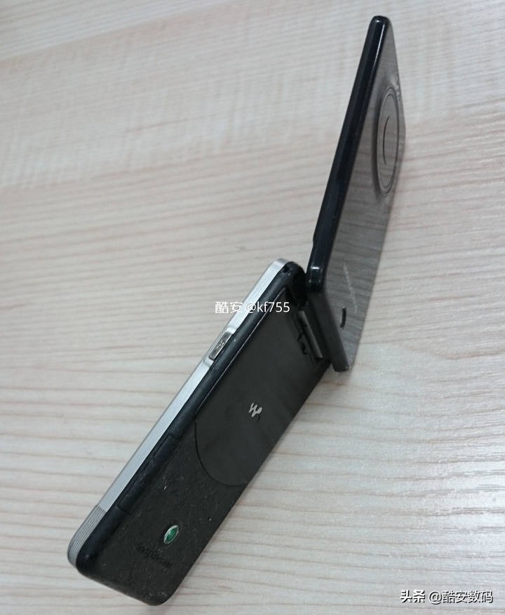 The first three-screen mobile phone in history, Walkman flip art - iNEWS