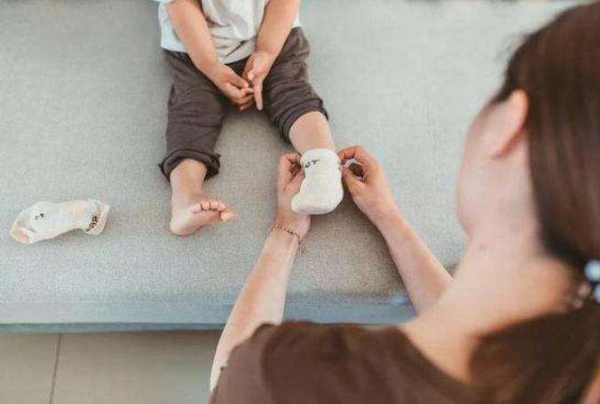 The joy of "pulling socks" repeatedly, the little baby has a deeper ...