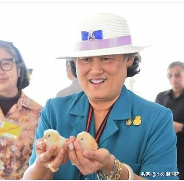 The most beautiful princess, Princess Sirindhorn holding a baby chicken ...