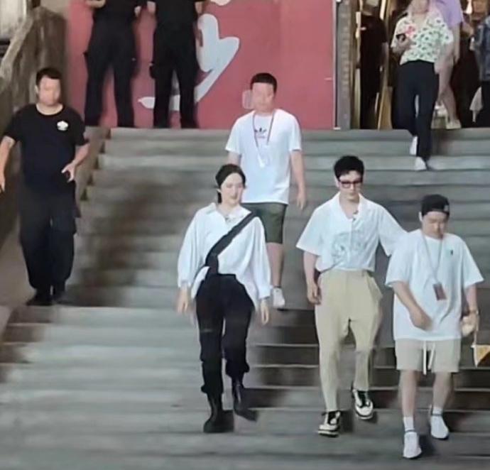 Huang Xiaoming took Yao Anna out, and the height-increasing shoes on ...