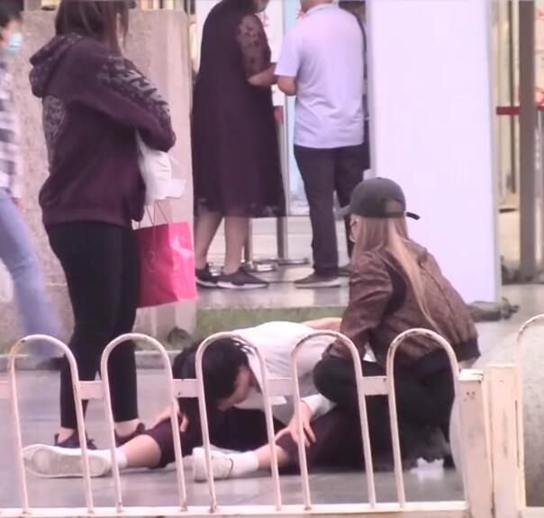 Love quickly?Zhou Yangqing and 6-year-old Chen Ruifeng joined hands to ...