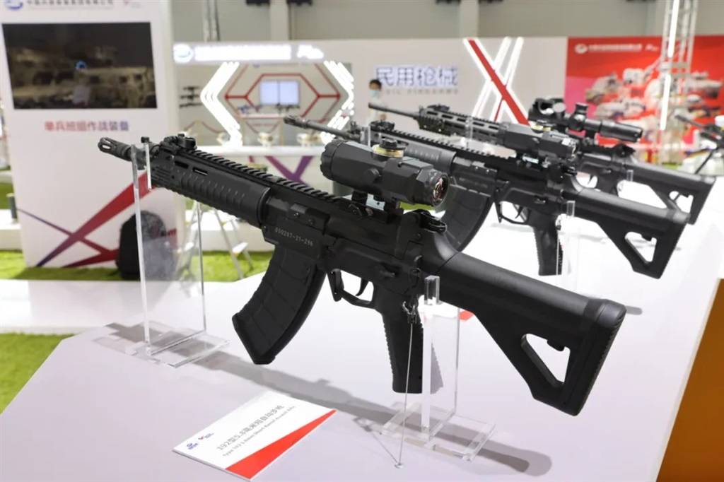 The Xinjiang Military Region's fully equipped desert starry sky ...