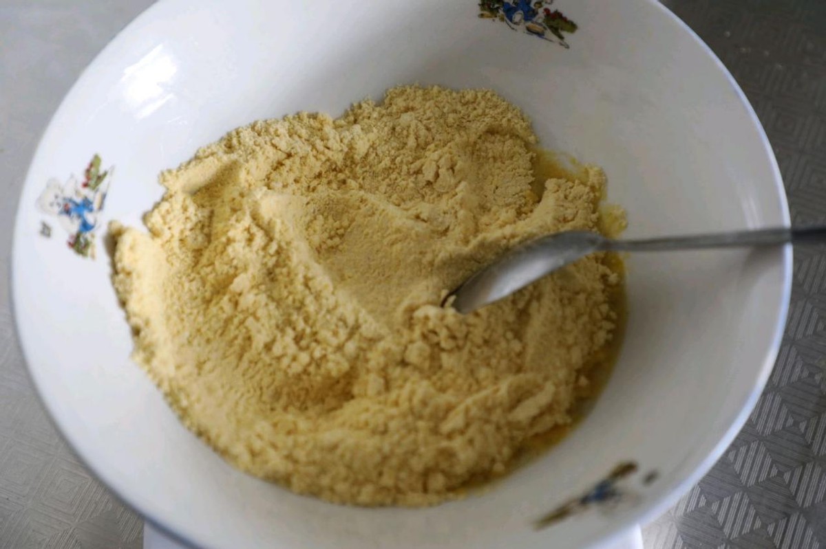 1 bowl of cornmeal, plus 1 bowl of glutinous rice flour, make a soft ...