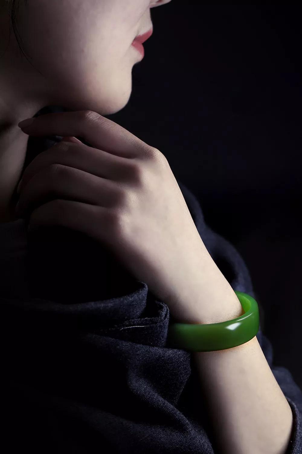 Why is jade an artifact of the jade world?Women wear bracelets, men ...