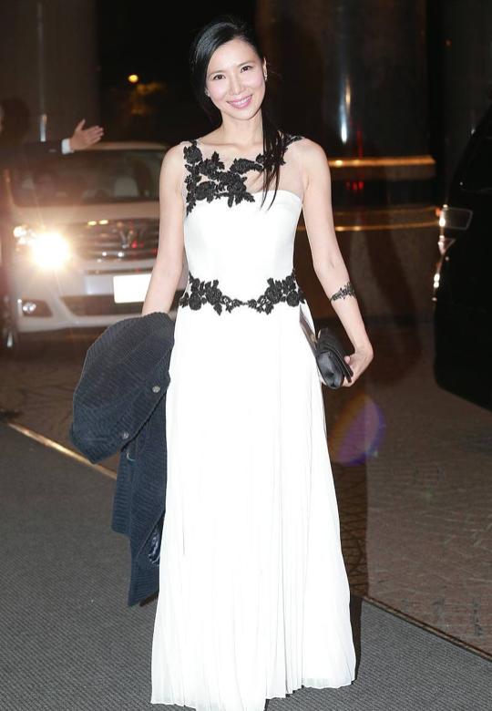 Guan Xiumei is also very elegant when she is old. She looks low-key ...